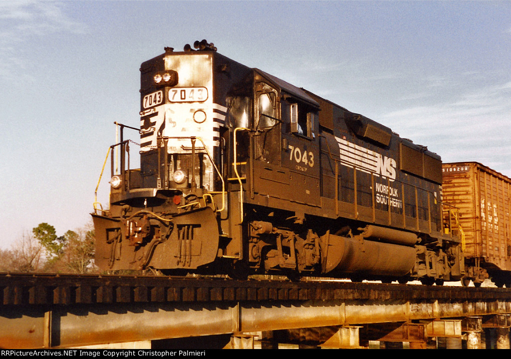 NS 7043 Crosses 17th Street Canal